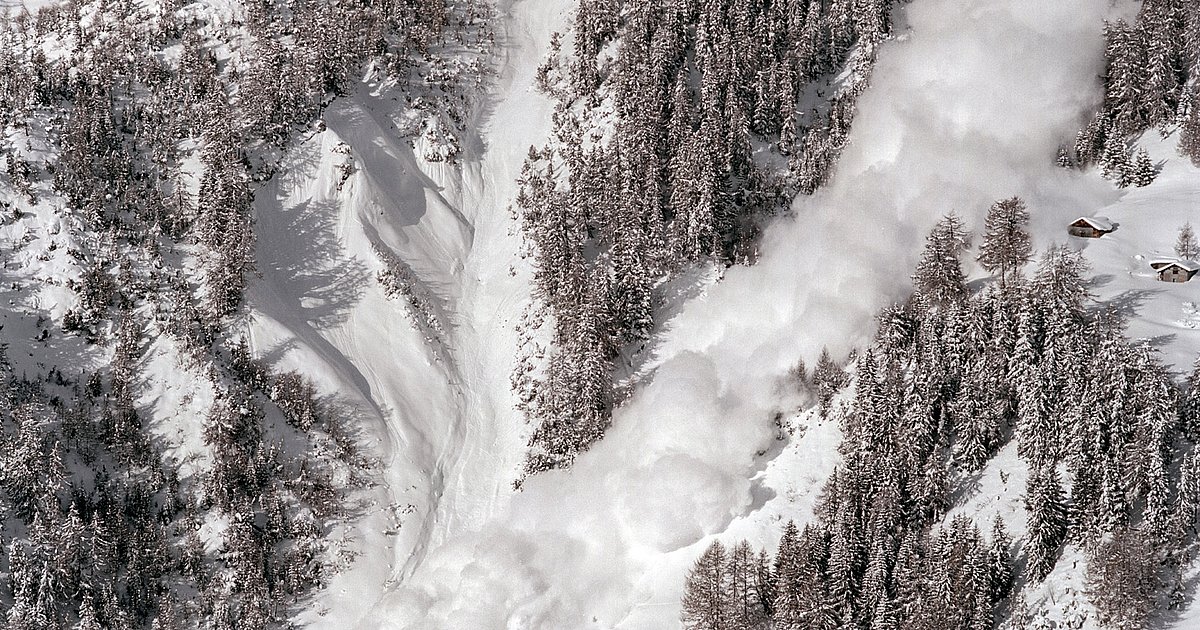 Finding the pulse of avalanches and volcanoes